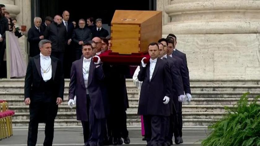 Funerali di Ratzinger, Francesco: ha testimoniato il Vangelo nella sua ...